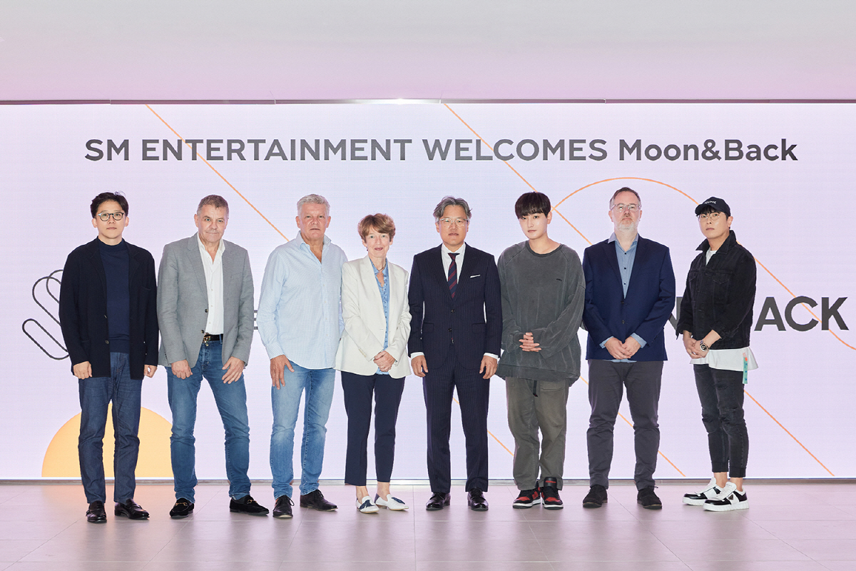 SM Entertainment firma acuerdo con la productora británica MOON&BACK para lanzar un nuevo grupo ...